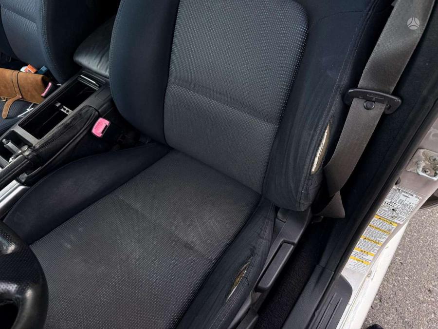 Grey Subaru Legacy 2005 in Vilnius, with an engine capacity of 2.46 L and mileage of 276 thousand km for 1700 €, photo 8 on AUTOMOTO.COM.LV