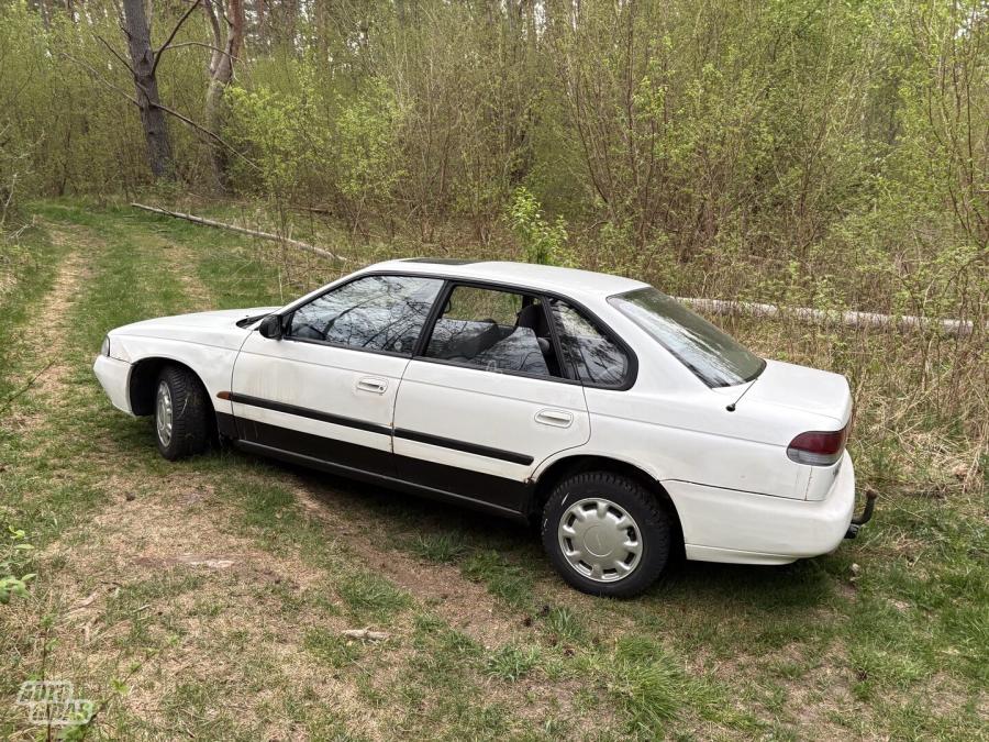 White Subaru Legacy 1995 in Anyksciai, with an engine capacity of 2.00 L and mileage of 211 thousand km for 750 €, photo 1 on AUTOMOTO.COM.LV