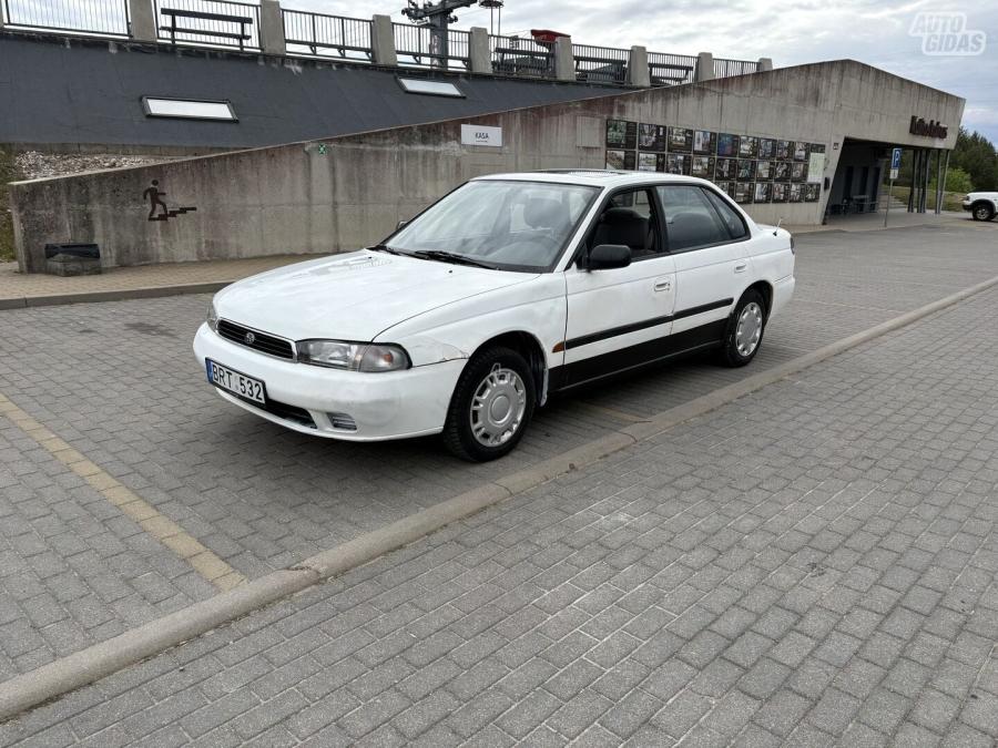 White Subaru Legacy 1995 in Anyksciai, with an engine capacity of 2.00 L and mileage of 211 thousand km for 750 €, photo 3 on AUTOMOTO.COM.LV