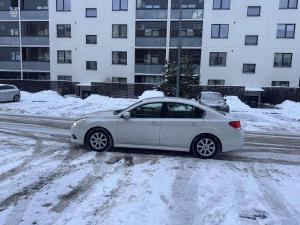 White Subaru Legacy 2010 in Vilnius, with an engine capacity of 1.99 L and mileage of 340 thousand km for 3300 €, photo 3 on AUTOMOTO.COM.LV