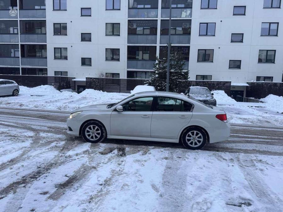 White Subaru Legacy 2010 in Vilnius, with an engine capacity of 1.99 L and mileage of 340 thousand km for 3300 €, photo 3 on AUTOMOTO.COM.LV