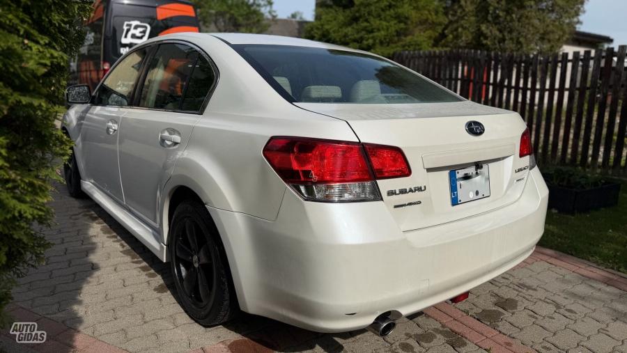 White Subaru Legacy 2012 in Vilnius, with an engine capacity of 2.50 L and mileage of 215 thousand km for 3850 €, photo 7 on AUTOMOTO.COM.LV