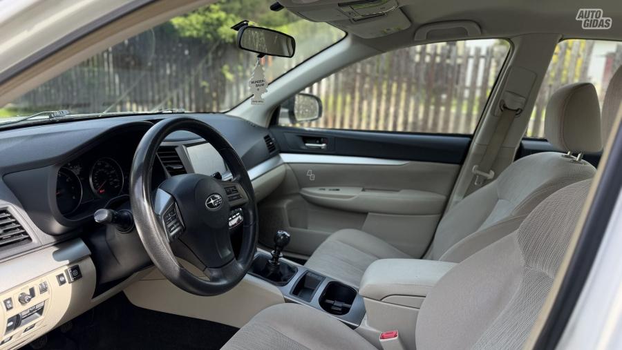 White Subaru Legacy 2012 in Vilnius, with an engine capacity of 2.50 L and mileage of 215 thousand km for 3850 €, photo 12 on AUTOMOTO.COM.LV