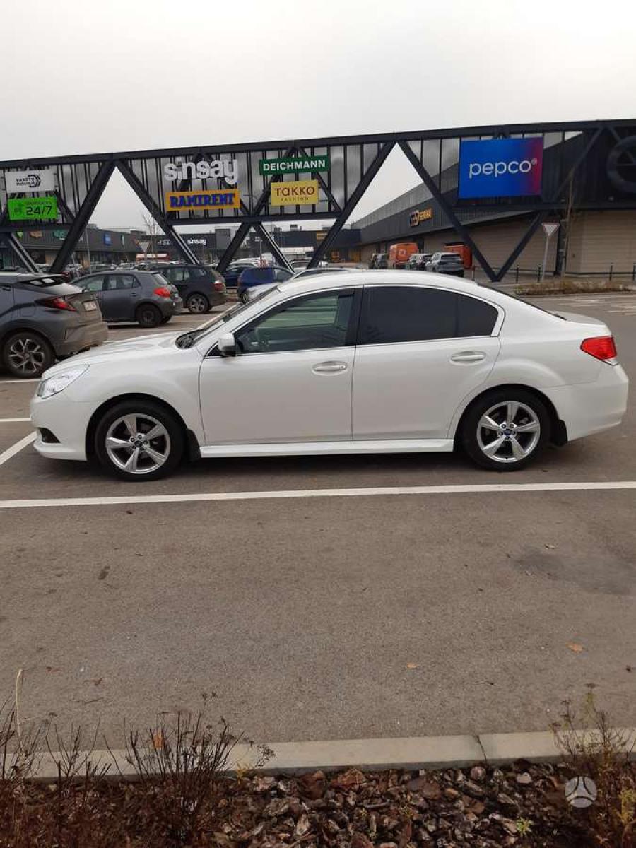 White Subaru Legacy 2012 in Vilnius, with an engine capacity of 2.46 L and mileage of 275 thousand km for 6500 €, photo 4 on AUTOMOTO.COM.LV