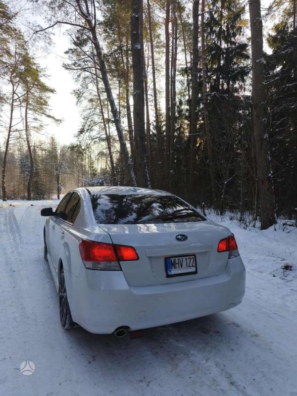White Subaru Legacy 2013 in Taurage, with an engine capacity of 2.50 L and mileage of 237 thousand km for 5599 €, photo 5 on AUTOMOTO.COM.LV