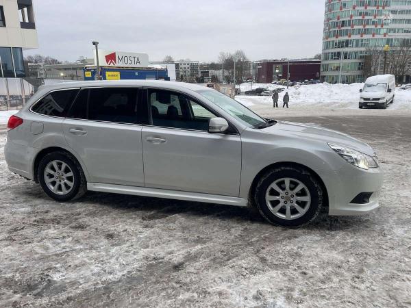 White Subaru Legacy 2010 in Vilnius, with an engine capacity of 1.99 L and mileage of 278 thousand km for 3850 €, photo 4 on AUTOMOTO.COM.LV