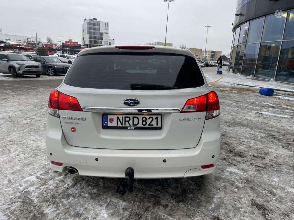 White Subaru Legacy 2010 in Vilnius, with an engine capacity of 1.99 L and mileage of 278 thousand km for 3850 €, photo 6 on AUTOMOTO.COM.LV
