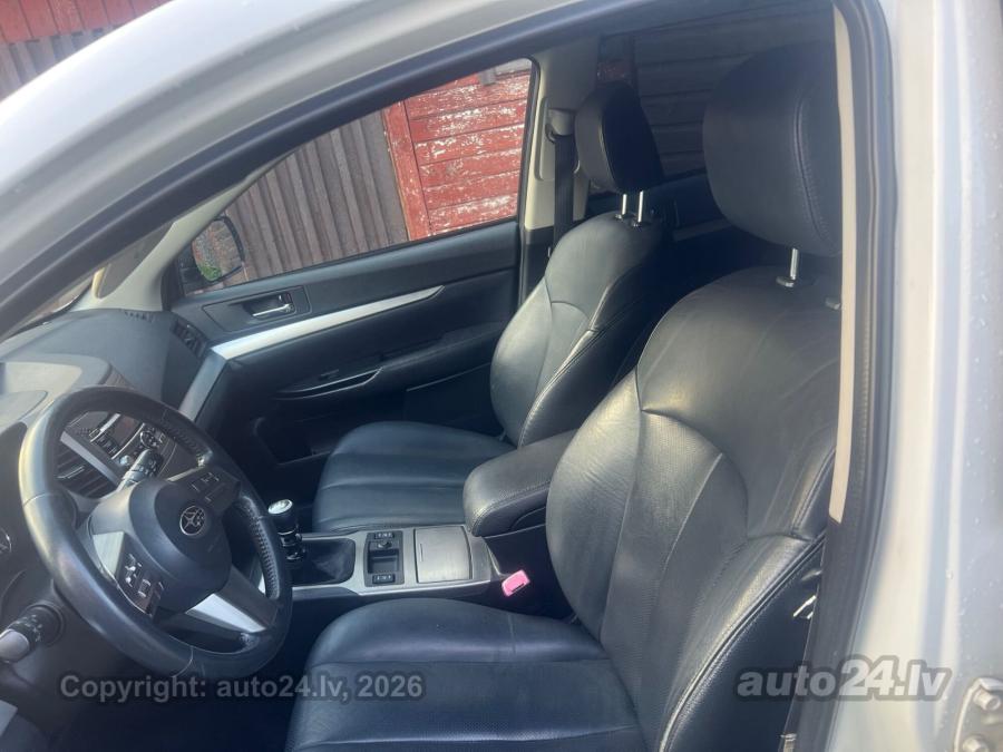 Balts Subaru Legacy 2010 Tallina, ar dzinēja tilpumu 2.00 L un nobraukumu 0 tūkst. km par 2995 €, foto 5 vietnē AUTOMOTO.COM.LV