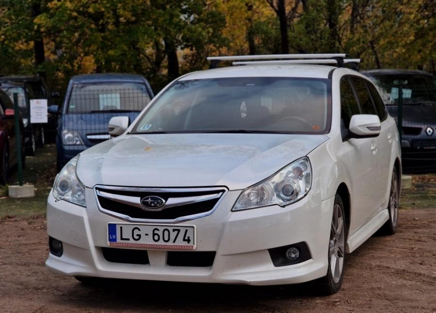 White Subaru Legacy 2010 in Riga, with an engine capacity of 2.00 L and mileage of 272 thousand km for 3500 €, photo 4 on AUTOMOTO.COM.LV