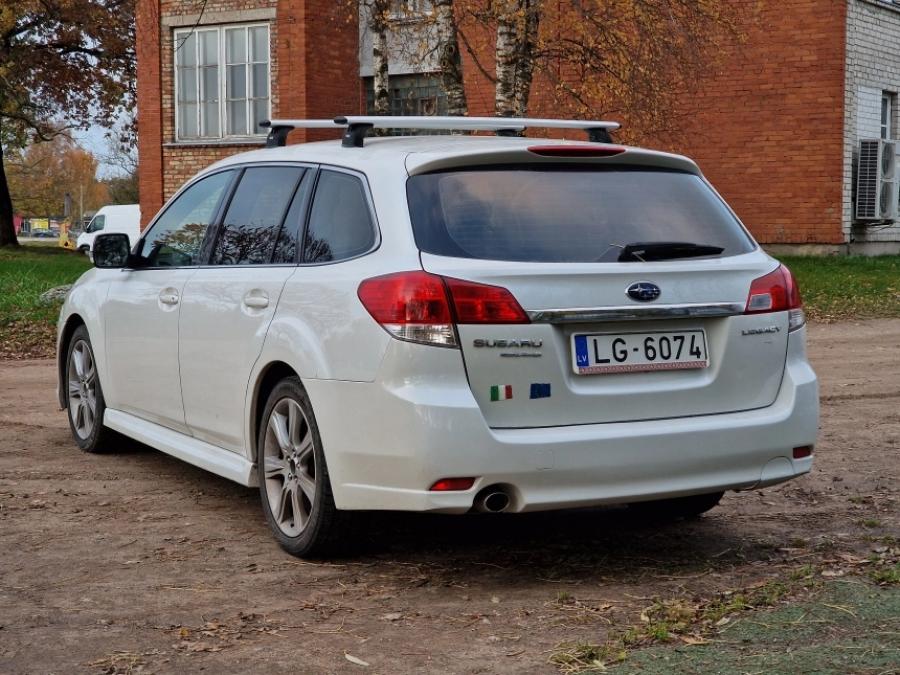 White Subaru Legacy 2010 in Riga, with an engine capacity of 2.00 L and mileage of 272 thousand km for 3500 €, photo 9 on AUTOMOTO.COM.LV