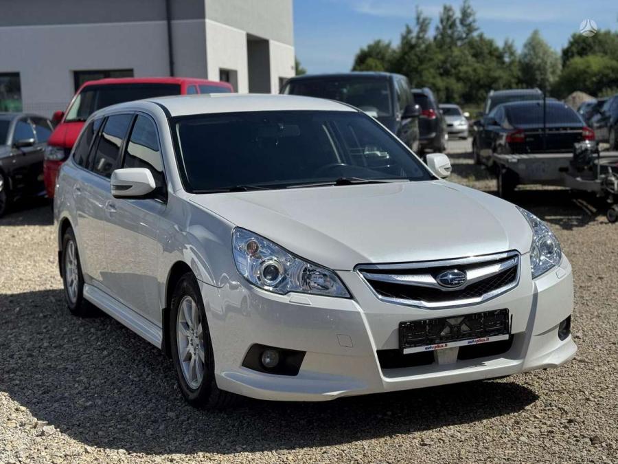 White Subaru Legacy 2011 in Siauliai, with an engine capacity of 1.99 L and mileage of 294 thousand km for 5000 €, photo 4 on AUTOMOTO.COM.LV