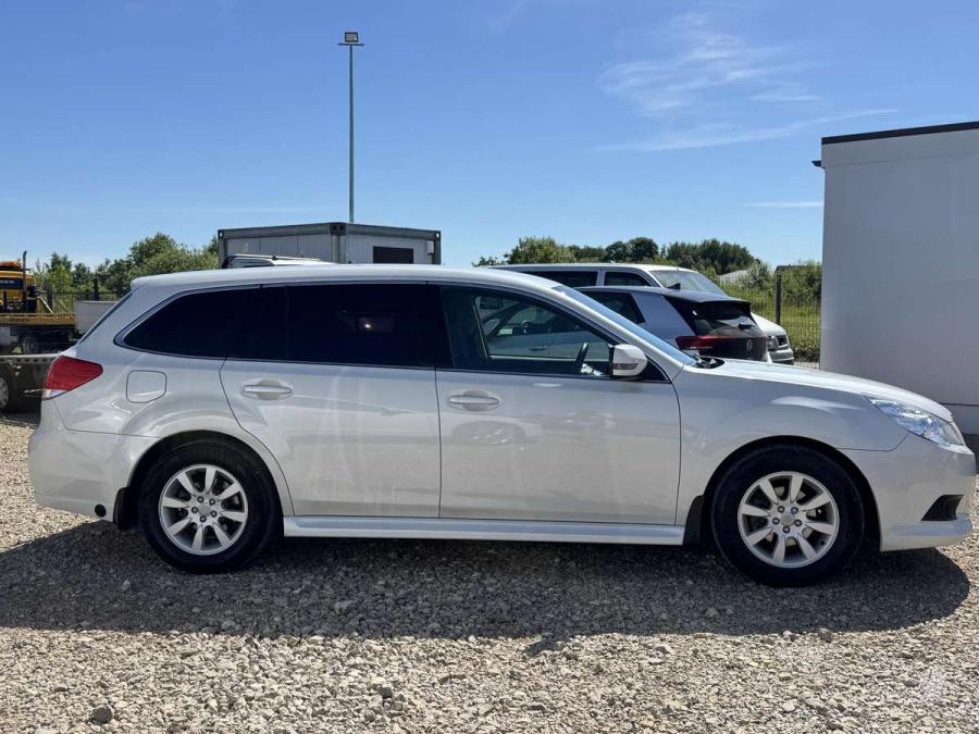 White Subaru Legacy 2011 in Siauliai, with an engine capacity of 1.99 L and mileage of 294 thousand km for 5000 €, photo 8 on AUTOMOTO.COM.LV