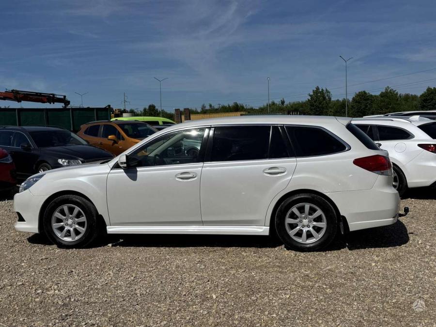 White Subaru Legacy 2011 in Siauliai, with an engine capacity of 1.99 L and mileage of 294 thousand km for 5000 €, photo 9 on AUTOMOTO.COM.LV