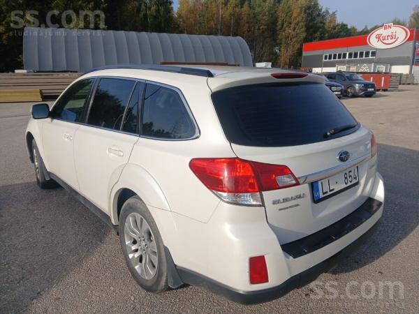 Balts Subaru Legacy 2011 Valmiera, ar dzinēja tilpumu 2.50 L un nobraukumu 276 tūkst. km par 5200 €, foto 4 vietnē AUTOMOTO.COM.LV