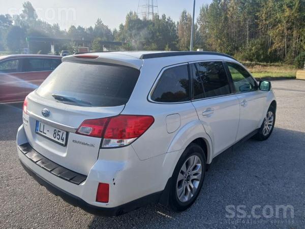 Balts Subaru Legacy 2011 Valmiera, ar dzinēja tilpumu 2.50 L un nobraukumu 276 tūkst. km par 5200 €, foto 5 vietnē AUTOMOTO.COM.LV
