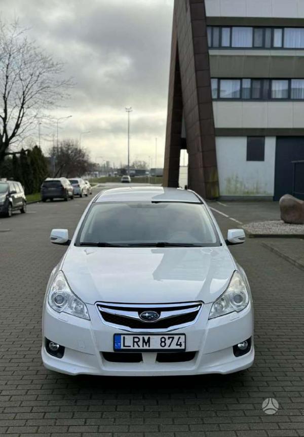 White Subaru Legacy 2012 in Klaipeda, with an engine capacity of 2.00 L and mileage of 285 thousand km for 3950 €, photo 6 on AUTOMOTO.COM.LV