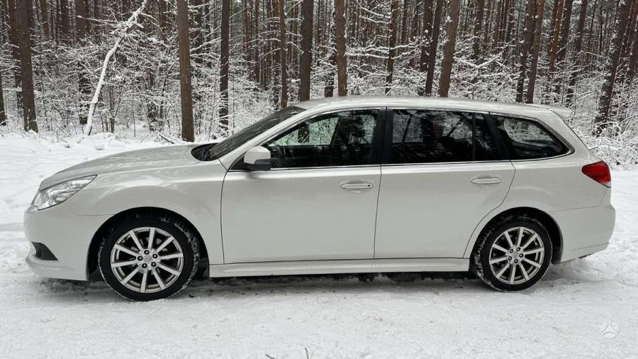 White Subaru Legacy 2012 in Vilnius, with an engine capacity of 2.46 L and mileage of 358 thousand km for 7000 €, photo 3 on AUTOMOTO.COM.LV