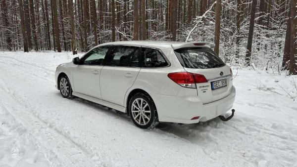 White Subaru Legacy 2012 in Vilnius, with an engine capacity of 2.46 L and mileage of 358 thousand km for 7000 €, photo 4 on AUTOMOTO.COM.LV