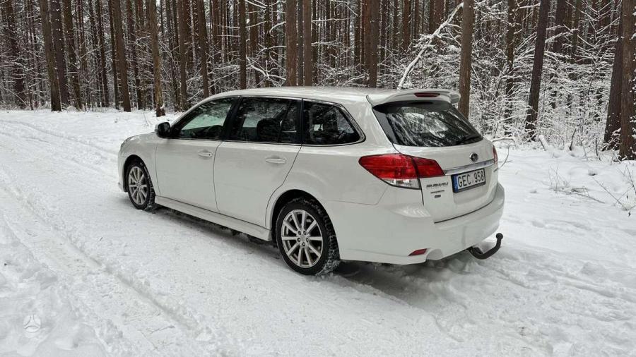 White Subaru Legacy 2012 in Vilnius, with an engine capacity of 2.46 L and mileage of 358 thousand km for 7000 €, photo 4 on AUTOMOTO.COM.LV