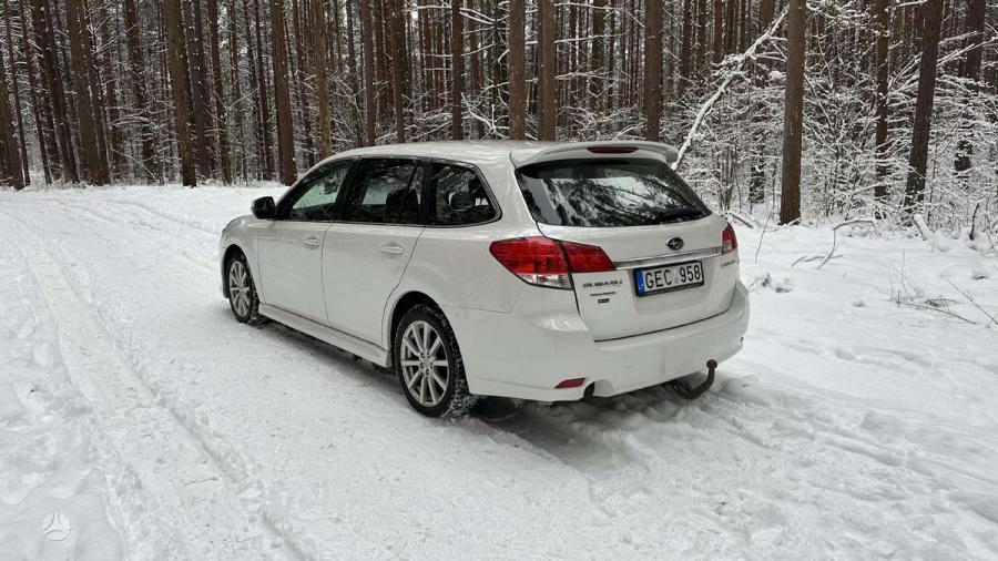 White Subaru Legacy 2012 in Vilnius, with an engine capacity of 2.46 L and mileage of 358 thousand km for 7000 €, photo 5 on AUTOMOTO.COM.LV