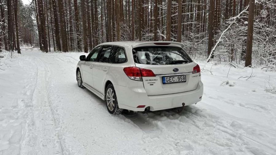 White Subaru Legacy 2012 in Vilnius, with an engine capacity of 2.46 L and mileage of 358 thousand km for 7000 €, photo 6 on AUTOMOTO.COM.LV
