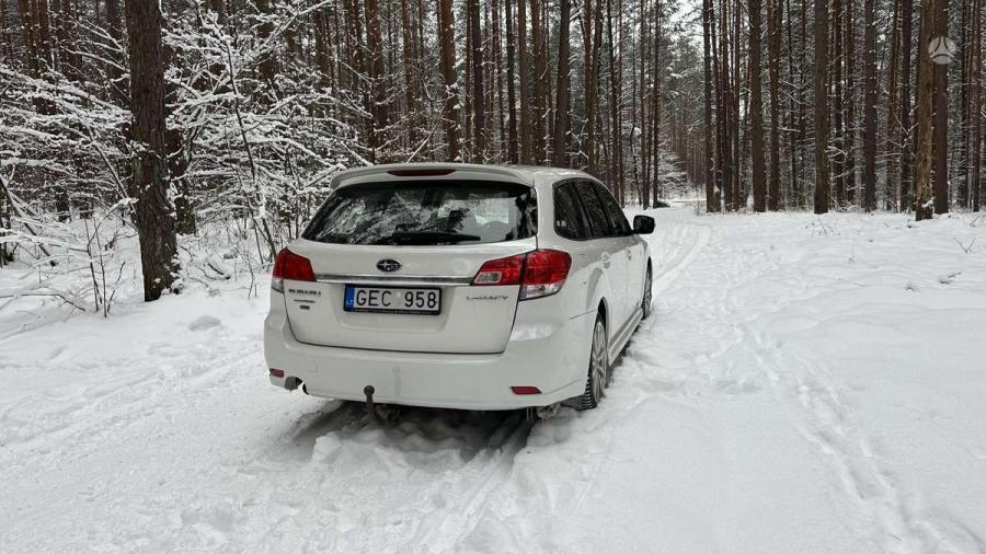 White Subaru Legacy 2012 in Vilnius, with an engine capacity of 2.46 L and mileage of 358 thousand km for 7000 €, photo 8 on AUTOMOTO.COM.LV