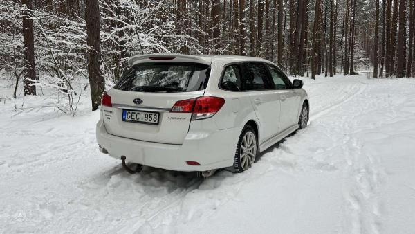 White Subaru Legacy 2012 in Vilnius, with an engine capacity of 2.46 L and mileage of 358 thousand km for 7000 €, photo 9 on AUTOMOTO.COM.LV