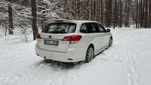 White Subaru Legacy 2012 in Vilnius, with an engine capacity of 2.46 L and mileage of 358 thousand km for 7000 €, photo 9 on AUTOMOTO.COM.LV