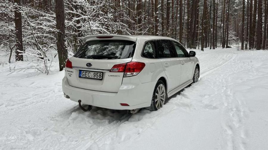 White Subaru Legacy 2012 in Vilnius, with an engine capacity of 2.46 L and mileage of 358 thousand km for 7000 €, photo 9 on AUTOMOTO.COM.LV
