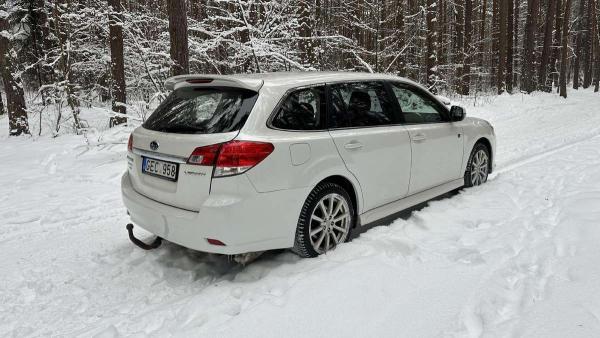 White Subaru Legacy 2012 in Vilnius, with an engine capacity of 2.46 L and mileage of 358 thousand km for 7000 €, photo 10 on AUTOMOTO.COM.LV