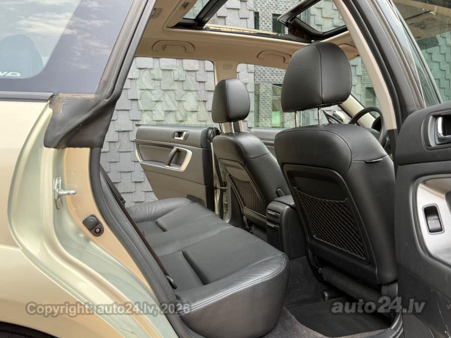 Smilšu krāsa Subaru Outback 2004 Tallina, ar dzinēja tilpumu 2.50 L un nobraukumu 182 tūkst. km par 2999 €, foto 16 vietnē AUTOMOTO.COM.LV