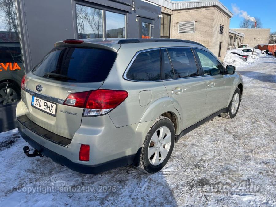 Smilšu krāsa Subaru Outback 2013 Tallina, ar dzinēja tilpumu 2.50 L un nobraukumu 213 tūkst. km par 5790 €, foto 3 vietnē AUTOMOTO.COM.LV