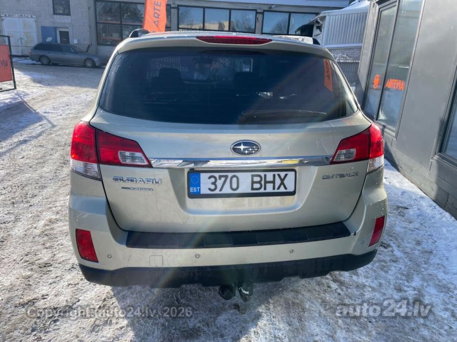 Smilšu krāsa Subaru Outback 2013 Tallina, ar dzinēja tilpumu 2.50 L un nobraukumu 213 tūkst. km par 5790 €, foto 5 vietnē AUTOMOTO.COM.LV