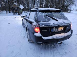 Black Subaru Outback 2006 in Vilnius, with an engine capacity of 2.46 L and mileage of 253 thousand km for 2600 €, photo 4 on AUTOMOTO.COM.LV