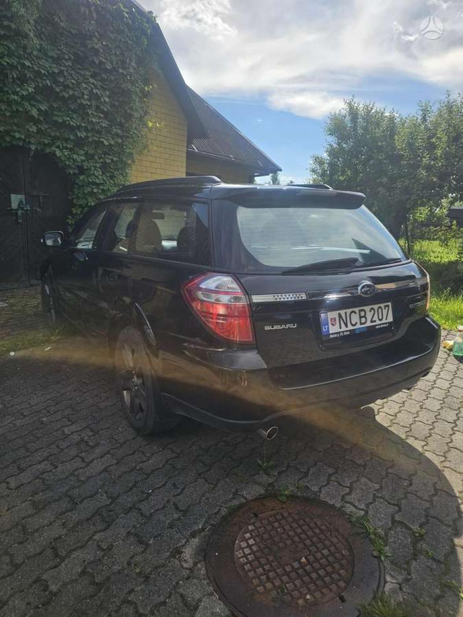 Black Subaru Outback 2008 in Utena, with an engine capacity of 2.46 L and mileage of 212 thousand km for 2750 €, photo 1 on AUTOMOTO.COM.LV