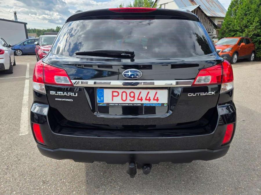 Black Subaru Outback 2010 in Utena, with an engine capacity of 2.46 L and mileage of 201 thousand km for 7950 €, photo 5 on AUTOMOTO.COM.LV
