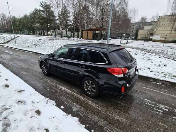 Black Subaru Outback 2011 in Vilnius, with an engine capacity of 2.00 L and mileage of 280 thousand km for 2650 €, photo 4 on AUTOMOTO.COM.LV