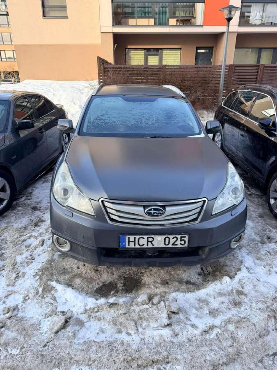 Black Subaru Outback 2011 in Vilnius, with an engine capacity of 2.50 L and mileage of 394 thousand km for 3200 €, photo 1 on AUTOMOTO.COM.LV