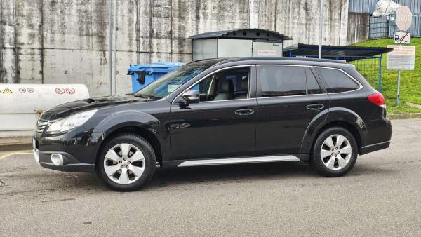 Subaru Outback 2011 in Vilnius on AUTOMOTO.COM.LV Black Subaru Outback 2011 in Vilnius, with an engine capacity of 2.00 L and mileage of 420 thousand km for 2300 €, photo 8 on AUTOMOTO.COM.LV