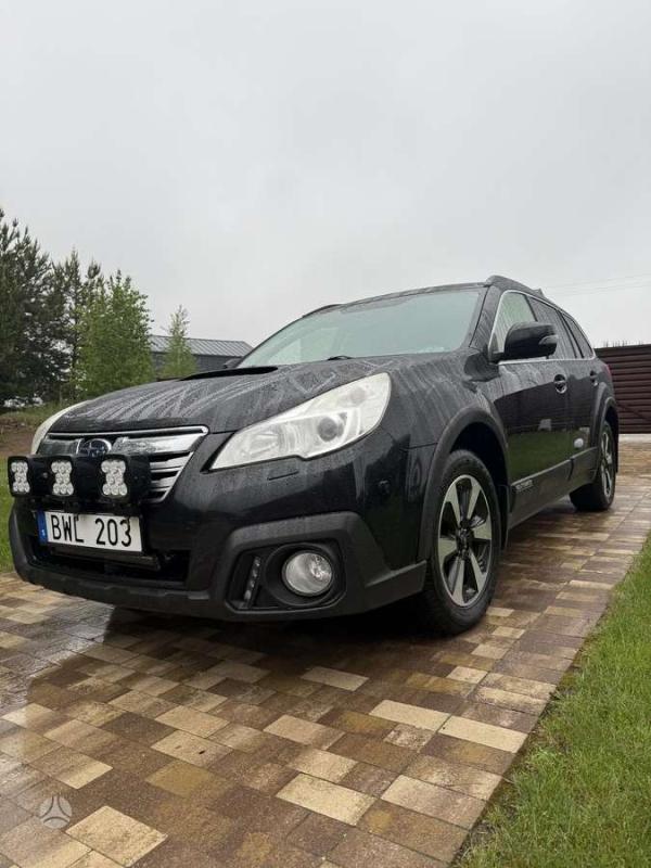 Subaru Outback 2014 in Vilnius on AUTOMOTO.COM.LV Black Subaru Outback 2014 in Vilnius, with an engine capacity of 2.00 L and mileage of 293 thousand km for 5500 €, photo 3 on AUTOMOTO.COM.LV