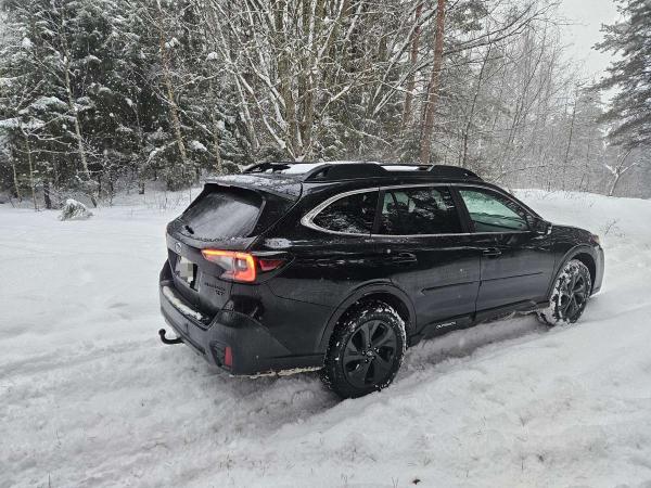 Black Subaru Outback 2021 in Utena, with an engine capacity of 2.39 L and mileage of 102 thousand km for 21000 €, photo 4 on AUTOMOTO.COM.LV