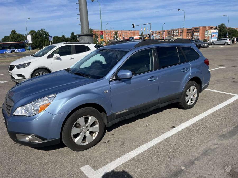 Blue Subaru Outback 2010 in Klaipeda, with an engine capacity of 2.46 L and mileage of 279 thousand km for 2550 €, photo 1 on AUTOMOTO.COM.LV
