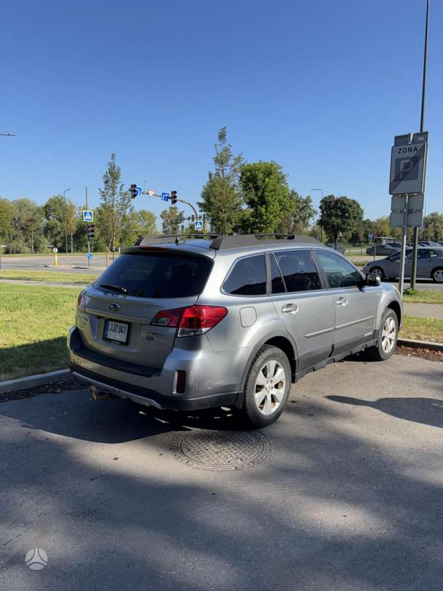 Grey Subaru Outback 2016 in Kaunas, with an engine capacity of 2.46 L and mileage of 175 thousand km for 3300 €, photo 6 on AUTOMOTO.COM.LV