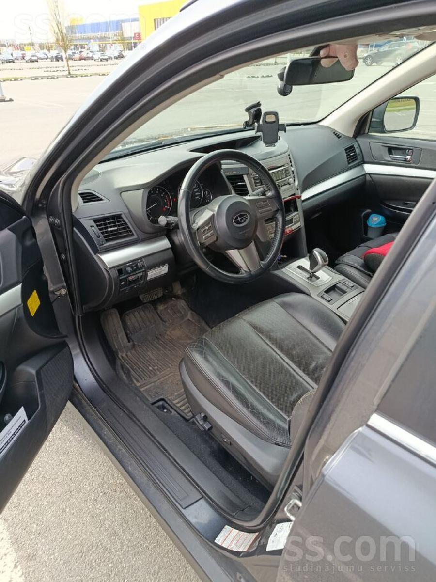 Grey Subaru Outback 2011 in Riga, with an engine capacity of 2.50 L and mileage of 274 thousand km for 6250 €, photo 6 on AUTOMOTO.COM.LV