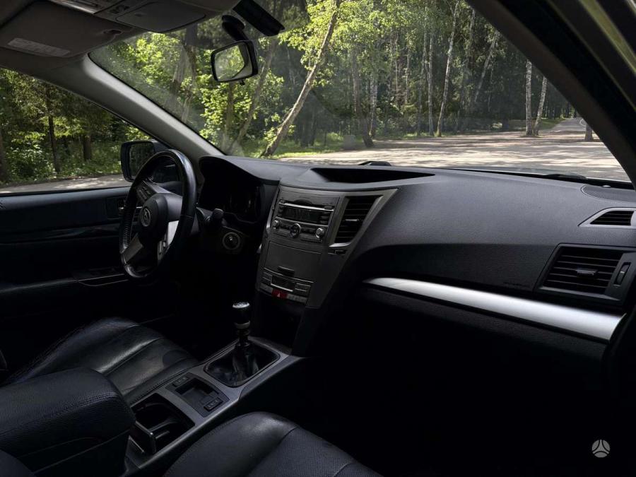 Pelēks Subaru Outback 2011 Alīta, ar dzinēja tilpumu 2.00 L un nobraukumu 284 tūkst. km par 3950 €, foto 9 vietnē AUTOMOTO.COM.LV