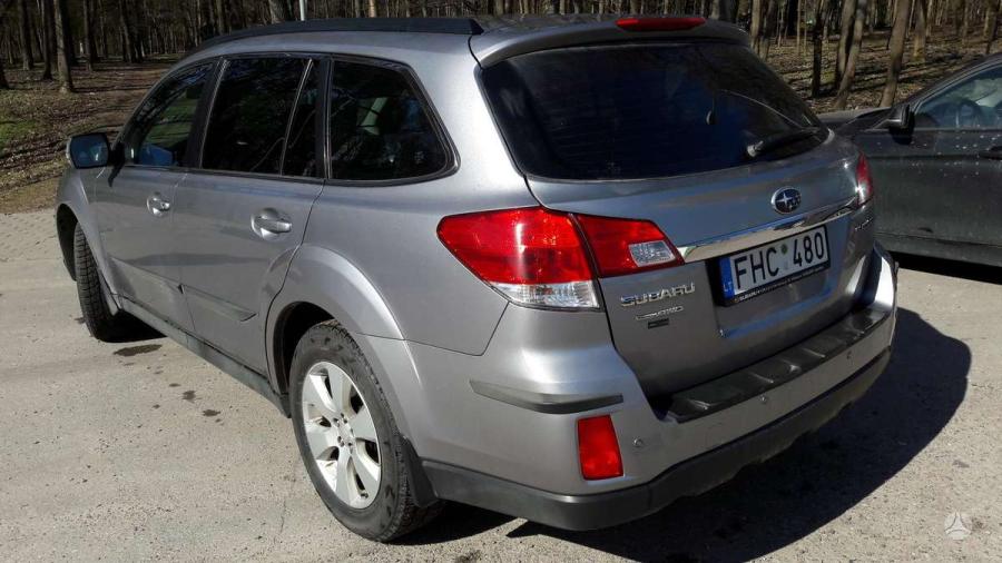 Grey Subaru Outback 2011 in Vilnius, with an engine capacity of 2.46 L and mileage of 147 thousand km for 6850 €, photo 4 on AUTOMOTO.COM.LV