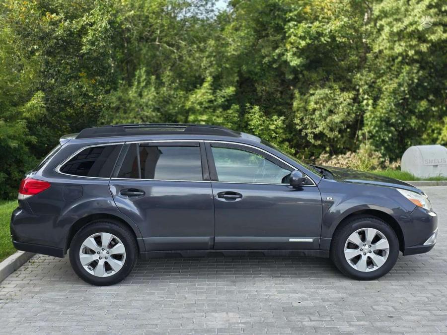 Grey Subaru Outback 2011 in Vilnius, with an engine capacity of 2.46 L and mileage of 330 thousand km for 3000 €, photo 5 on AUTOMOTO.COM.LV