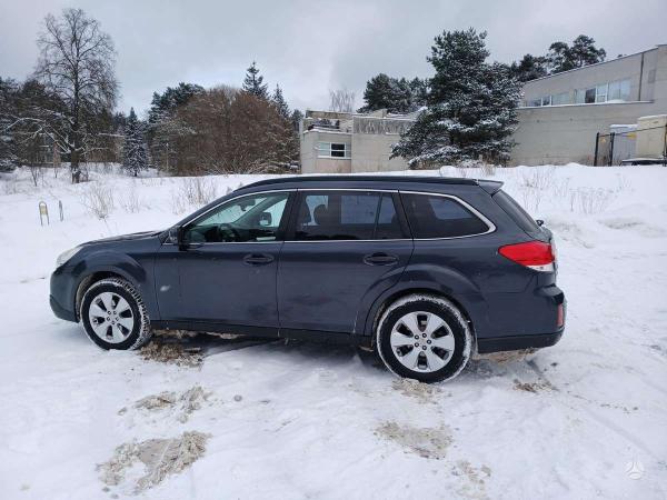 Grey Subaru Outback 2012 in Vilnius, with an engine capacity of 2.46 L and mileage of 289 thousand km for 5300 €, photo 2 on AUTOMOTO.COM.LV