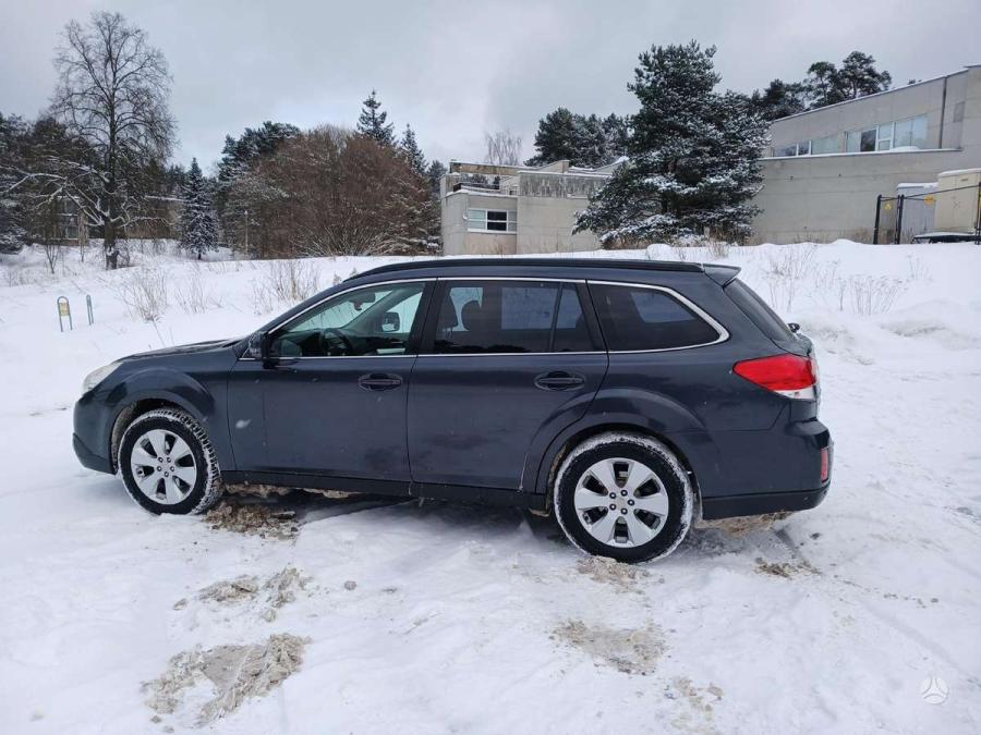 Grey Subaru Outback 2012 in Vilnius, with an engine capacity of 2.46 L and mileage of 289 thousand km for 5300 €, photo 2 on AUTOMOTO.COM.LV