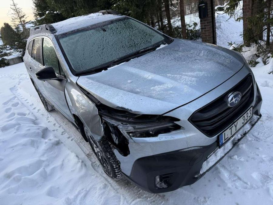 Grey Subaru Outback 2021 in Klaipeda, with an engine capacity of 2.39 L and mileage of 21 thousand km for 15500 €, photo 2 on AUTOMOTO.COM.LV
